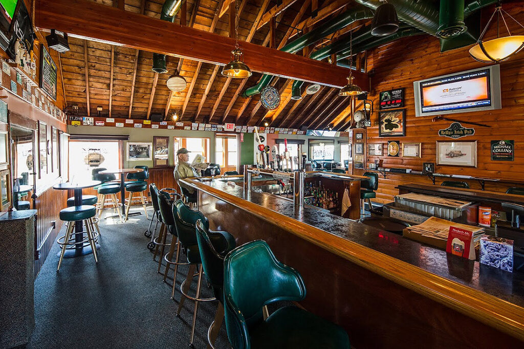 14 Awesome Bars in Anchorage, Alaska - The Wild Trek